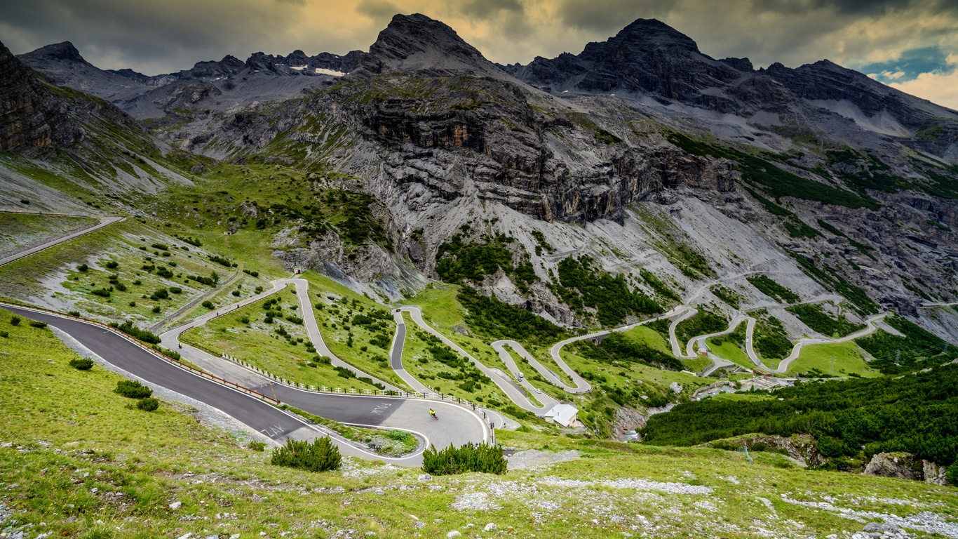 Découvrez les plus belles routes des Alpes à découvrir en rallye ...